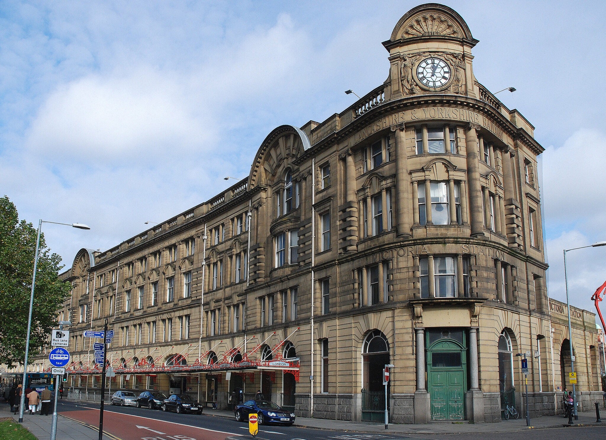 Staying Near Manchester Transport Links: Airports, Trams & Rail Hubs